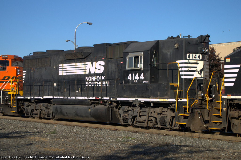NS GP38AC 4144 trails on 10A